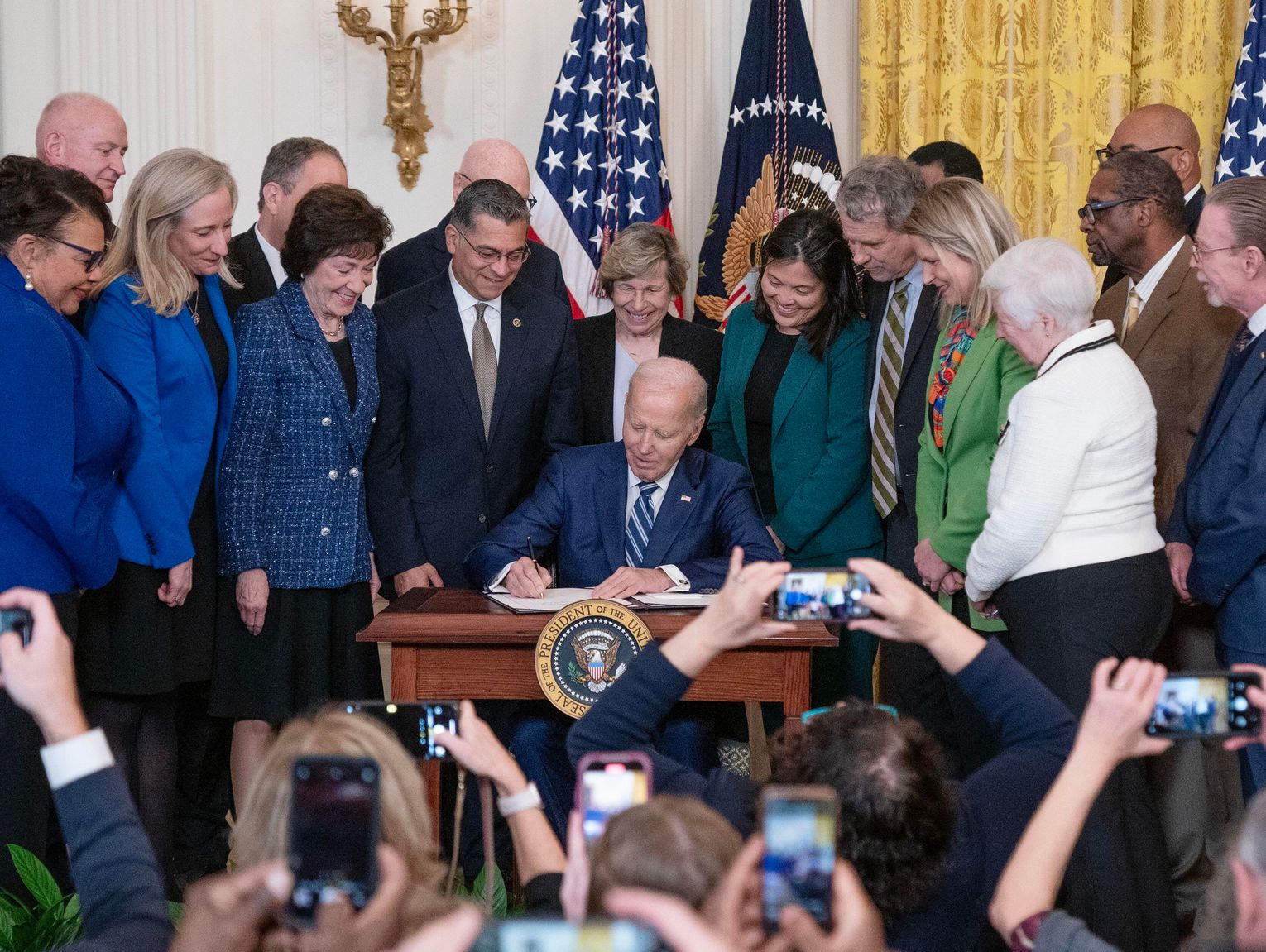 Koniec obcinania emerytur polonijnych seniorów! Prezydent Joe Biden podpisał ustawę reformującą ...