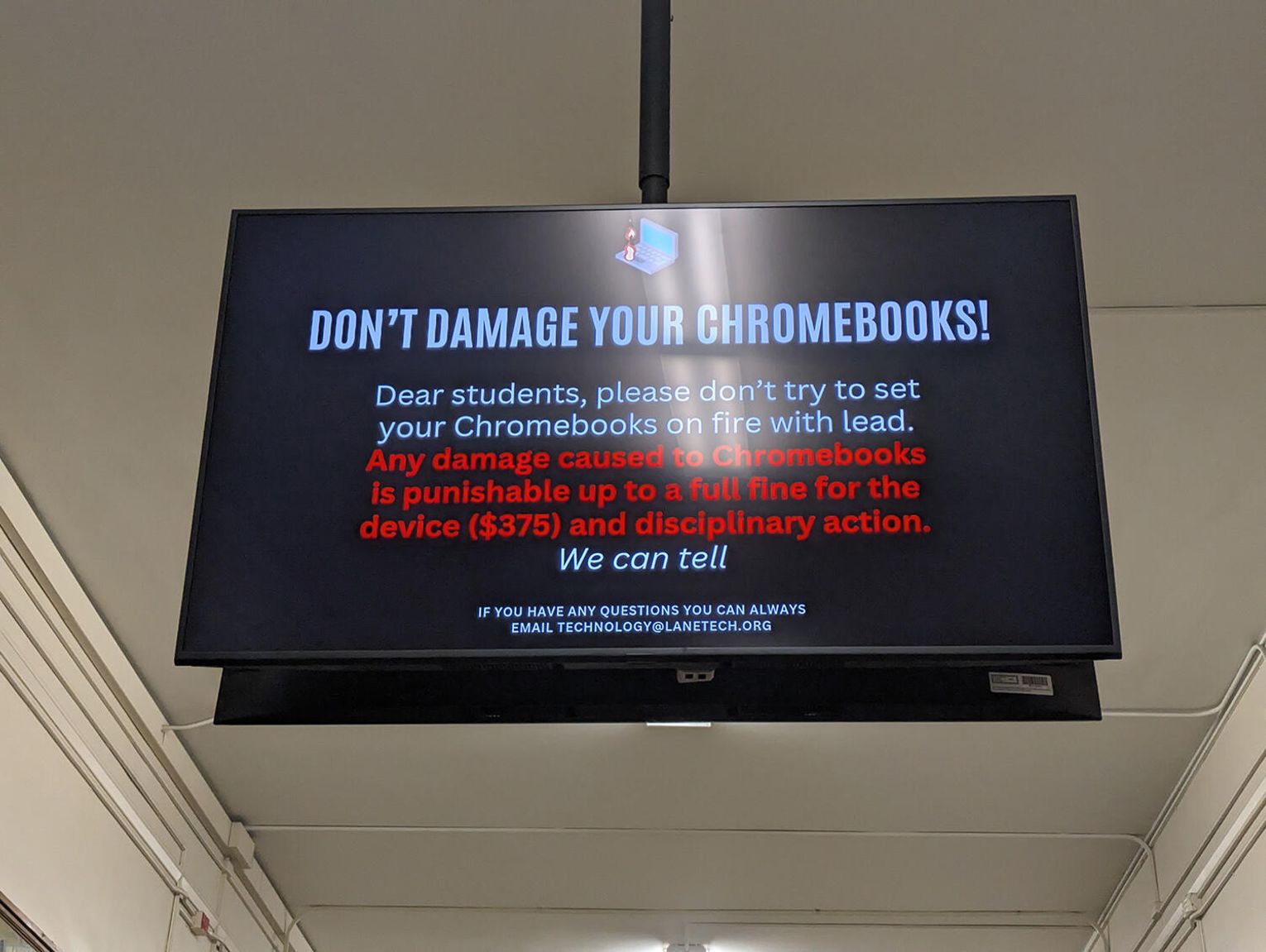 Niebezpieczny „Chromebook Challenge” na TikToku: uczniowie celowo ...