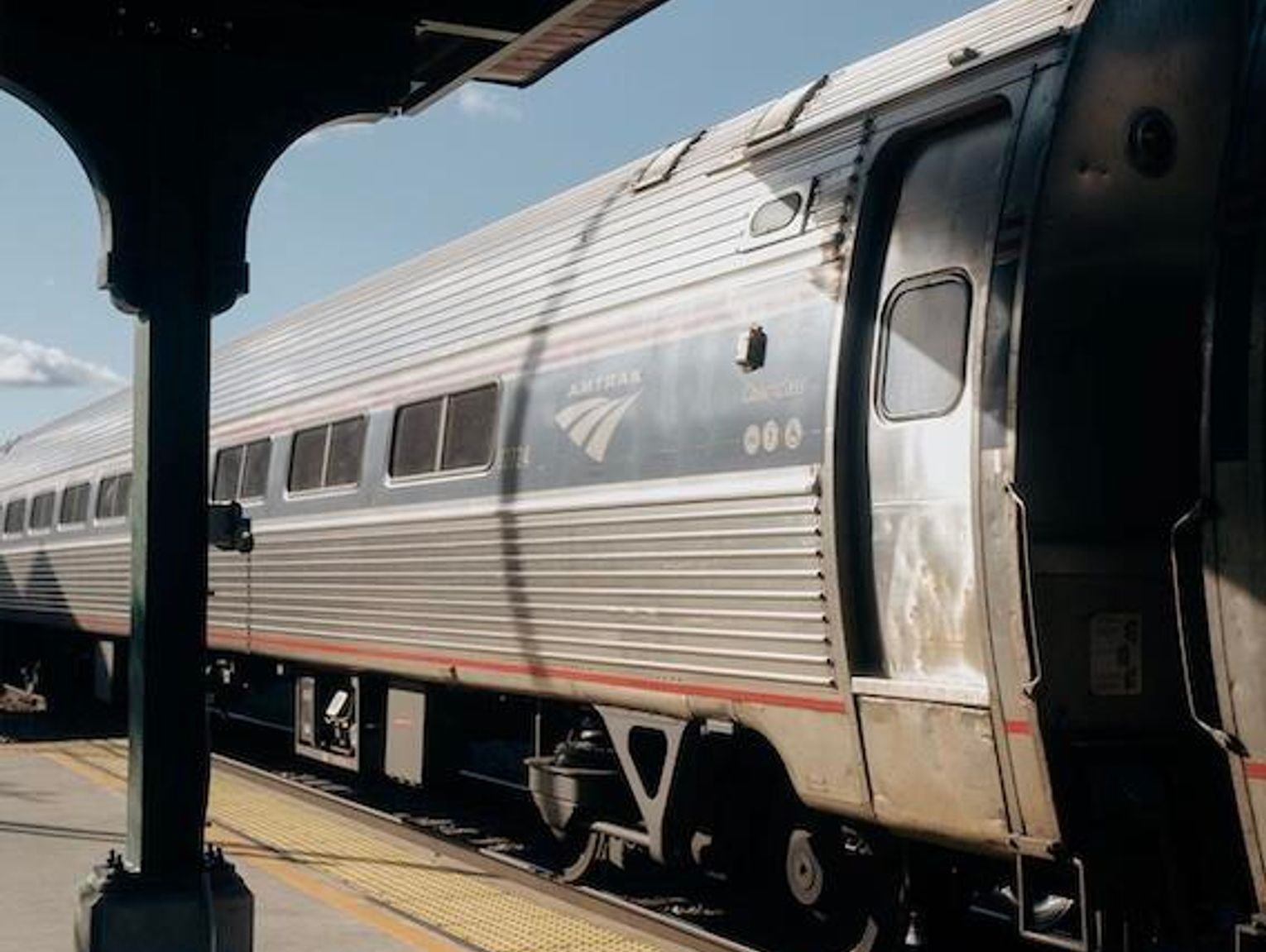 Pociąg Amtrak uderzył w pojazd budowlany na torach w Lake Forest