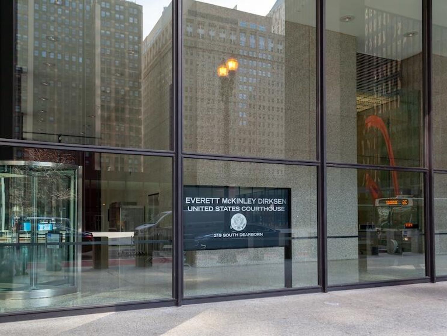 Ponad 9-godzinne oblężenie Dirksen Federal Building zakończone ...