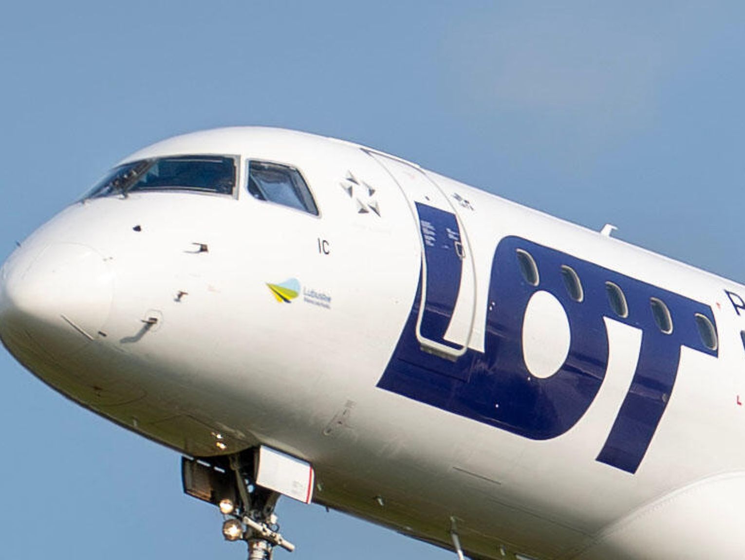 Samolot PLL LOT wypadł z pasa startowego na lotnisku w Wilnie