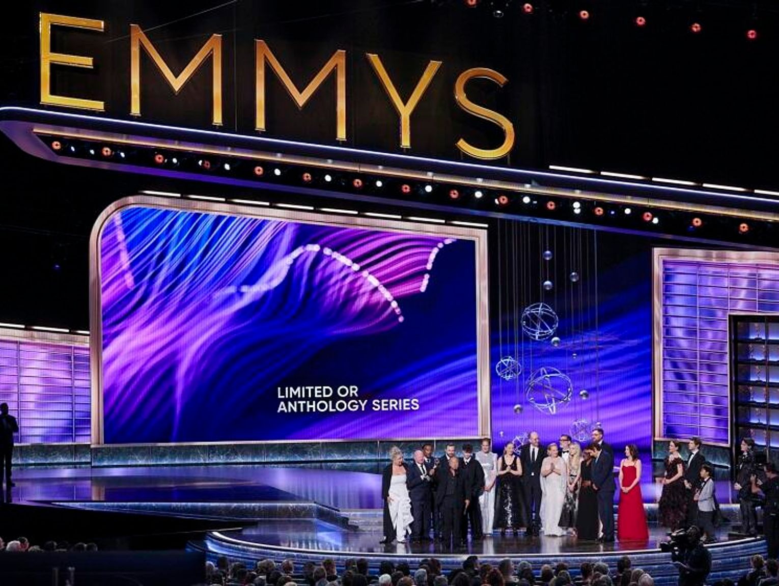 Serial „Studio” triumfuje na gali nagród telewizyjnych Emmy