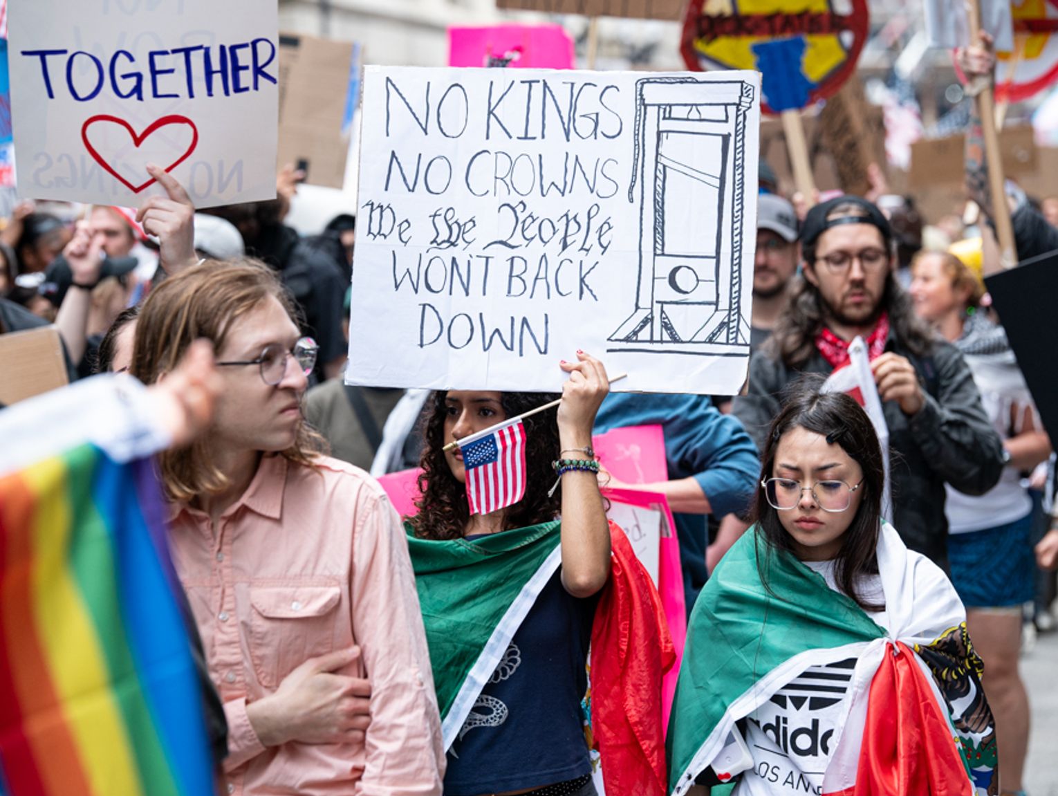 (ZDJĘCIA) Protesty „No kings” w Chicago i na przedmieściach