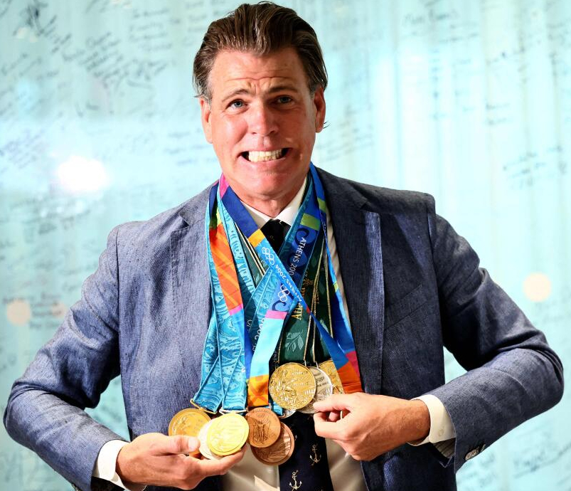 Amerykański pływak Gary Hall Jr otrzymał repliki utraconych medali ...